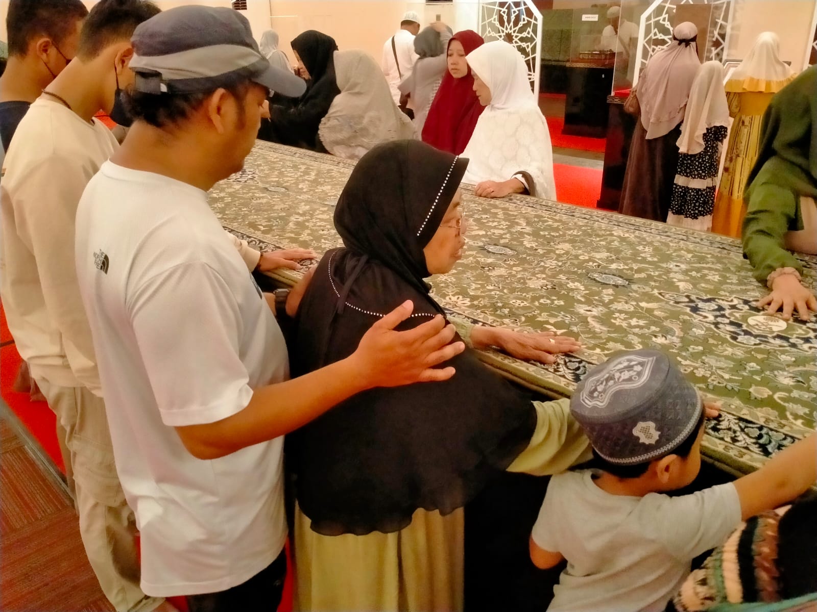 Rasa Haru Saksikan Peninggalan Nabi di Masjid At Tin - Berita Persatuan